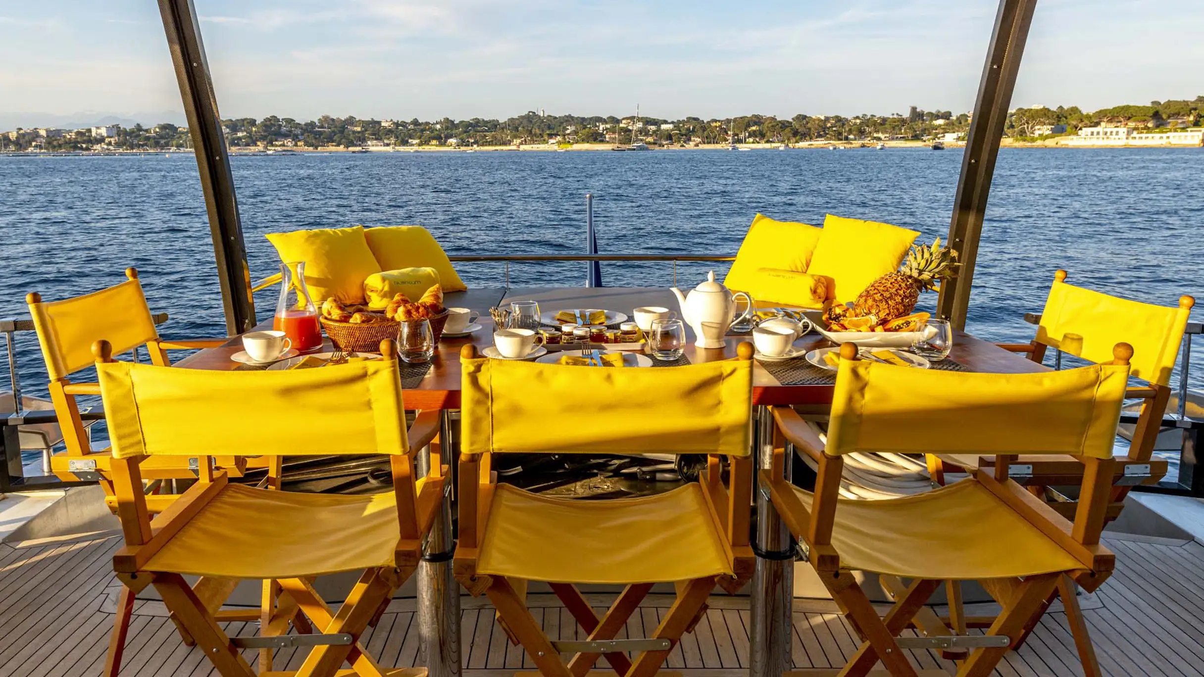 QUANTUM - Main Deck Dining – Luxury Yacht Browser | by CHARTERWORLD Superyacht Charter